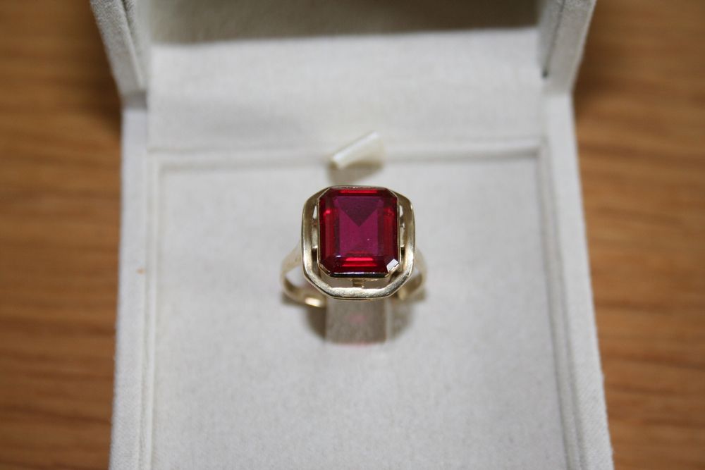 Ring Gold Mit Rotem Stein