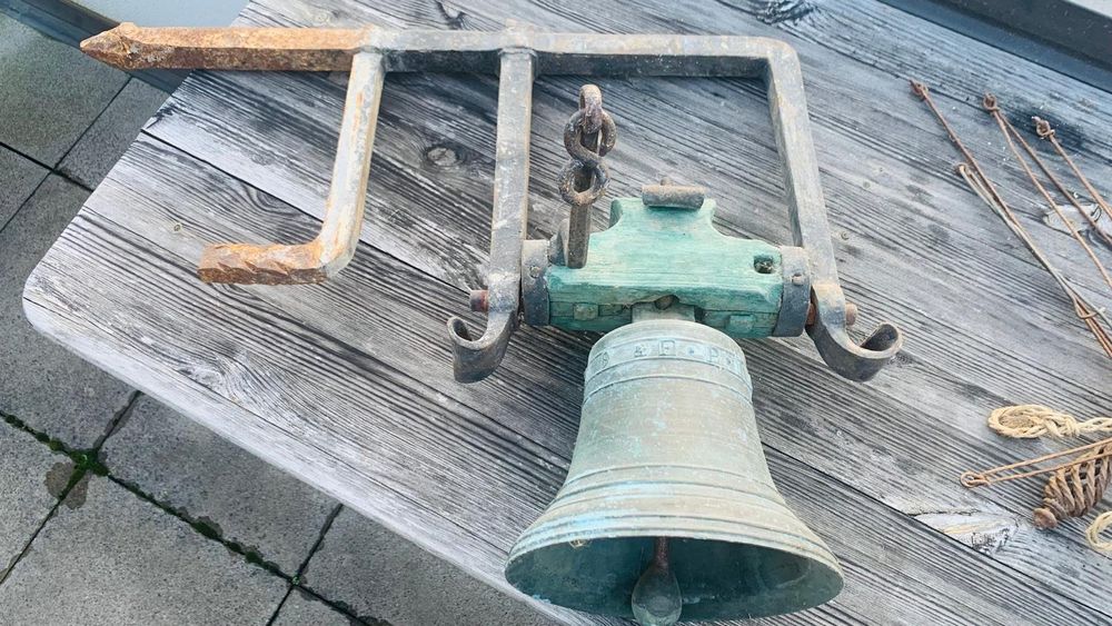 Cloche d'appel ancienne en bronze avec support. (Gebraucht) in Estavayer-le-Lac für CHF 800 ...