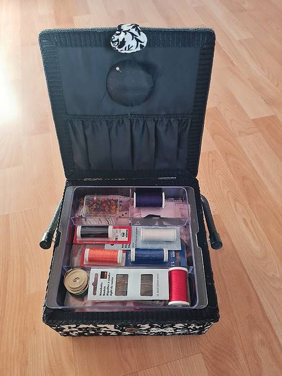 Boîte à Couture avec aiguilles, fil, mètre ruban, tissus (Gebraucht) in ...