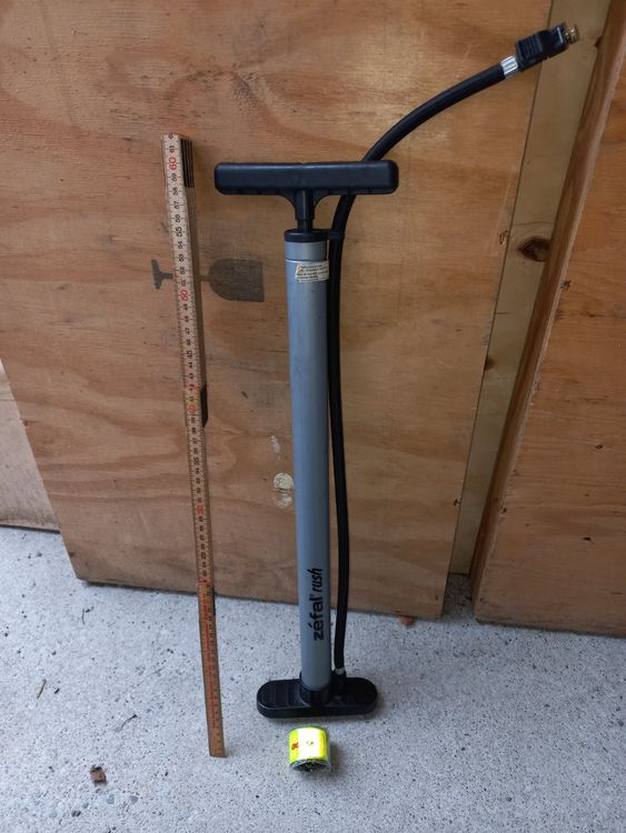 Standpumpe Zefal rush & Rückstrahler (Gebraucht) in für CHF 2.9 – mit ...