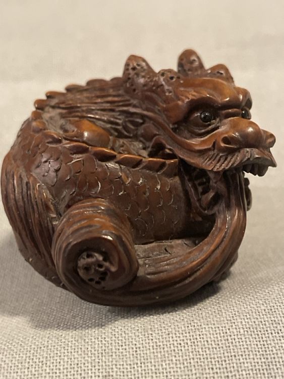 Netsuke Holz, zusammengerollter Drachen, signiert (Gebraucht) in ...