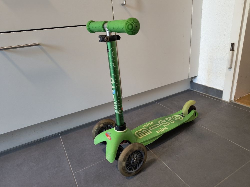 Mini Micro Deluxe Scooter mit LED Rädern (Gebraucht) in Bern für CHF 20 – mit Lieferung auf ...