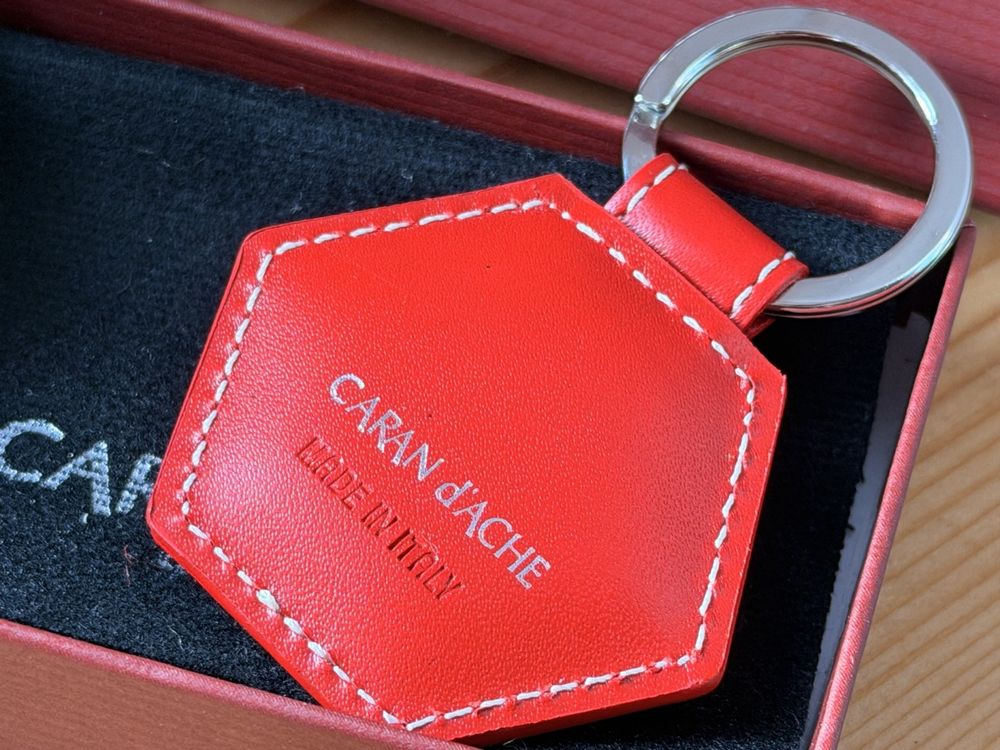 Porte-clés Caran d'Ache rouge, neuf dans sa boîte. (D'occasion) à ...