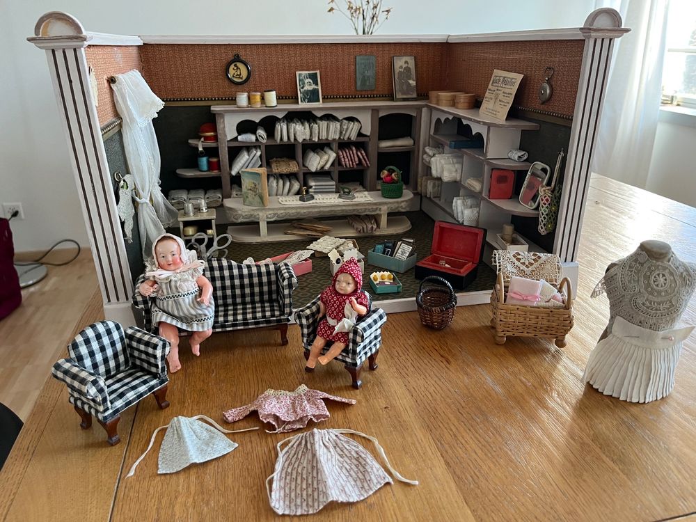 ANTIKES Puppenhaus / Stoffladen (Gebraucht) in für CHF 265 – mit Lieferung auf Ricardo kaufen