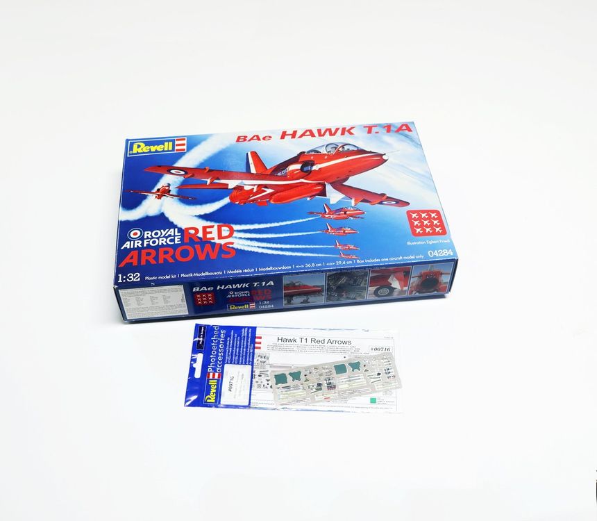 BAe Hawk T.1A Red Arrows Royal Air Force mit Ätzteilen Revel (Neu und originalverpackt) in ...
