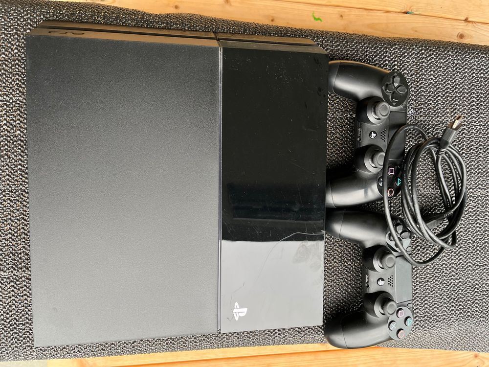 Playstation 4 inkl. 2 Controller (Gebraucht) in Niederrohrdorf für CHF 87 – mit Lieferung auf ...