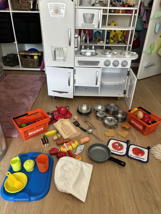 Holz Kinderküche Kidkraft mit Zubehör (Gebraucht) in Weisslingen für CHF 35 – nur Abholung auf ...