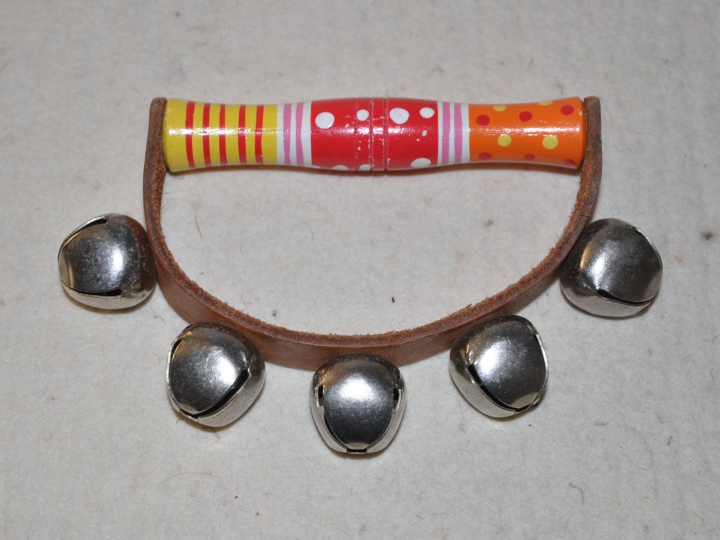 Baby Rassel von Classic Toys, Holz, Leder, 5 Schellen (Gebraucht) in ...