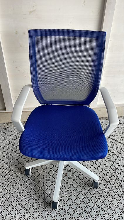 Chaise de bureau ergonomique bleue et blanche (Gebraucht) in Cheseaux Noréaz für CHF 1 – nur ...