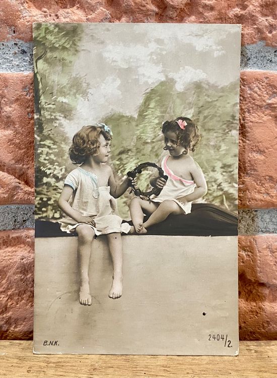 1906 - Antike Foto AK Kind - 2 Mädchen mit Tamburin England (Gebraucht) in Root für CHF 1 – mit ...