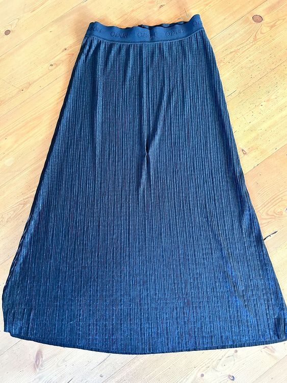 Rock Hugo Boss (Gebraucht) in Wagenhausen für CHF 2 – mit Lieferung auf ...