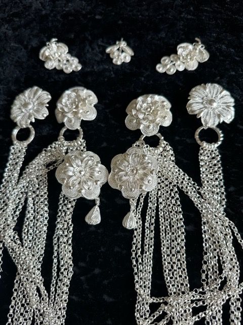 Tracht, Trachtenschmuck, Berner Tracht (Gebraucht) in Hindelbank für CHF 550 – mit Lieferung auf ...