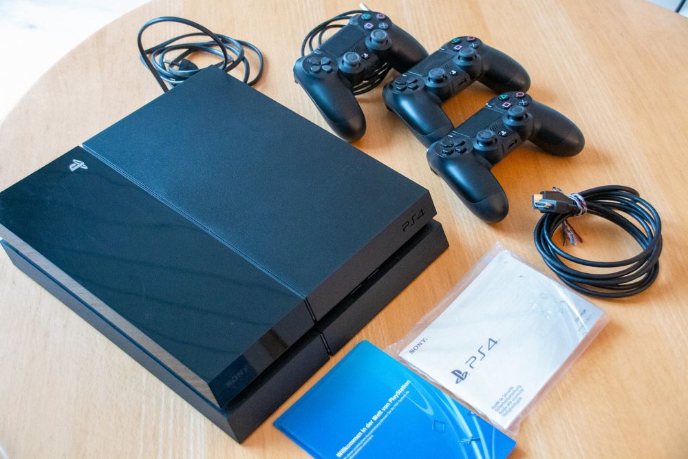 PS4, 3 Controller, 9 PS4 Spiele | Kaufen auf Ricardo