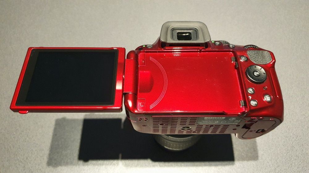 neuwertige Nikon D5200 Red - mit viel Zubehör (Neu (gemäss Beschreibung ...