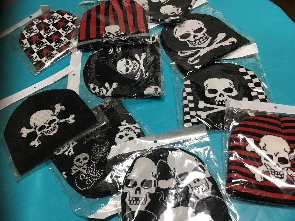 10 bonnets tête de mort (Gebraucht) in Lausanne für CHF 30 – mit ...