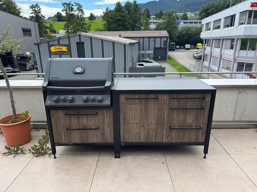 Original Burnout Outdoor Kitchen mit Phantom Napoleon Grill (Gebraucht ...