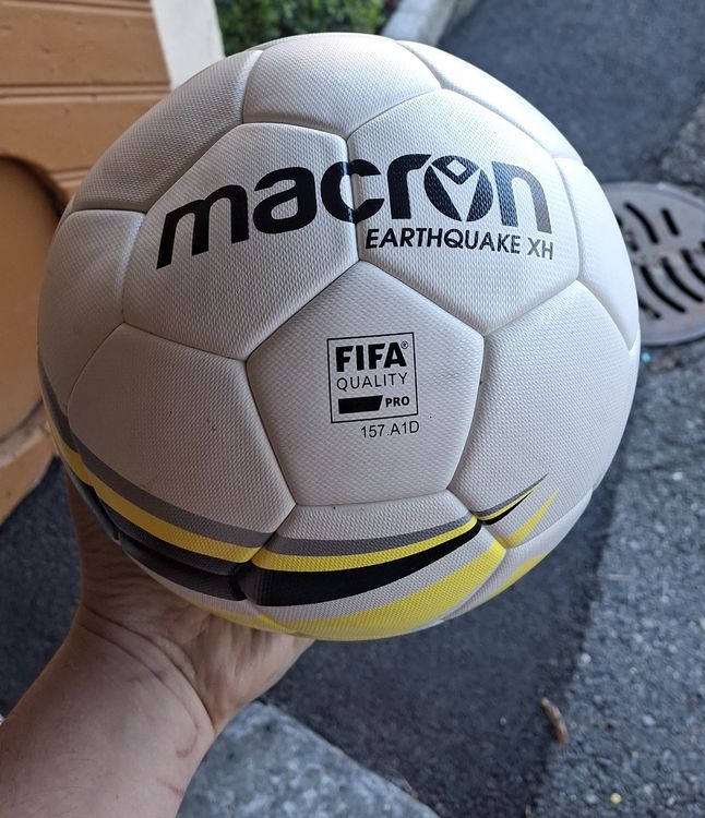 Ballon de foot Macron Earthquake XH (Gebraucht) in Saxon für CHF 1 ...