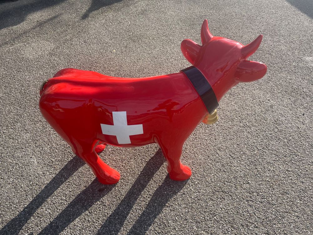 Vache en résine "Drapeau Suisse" avec cloche dorée | Kaufen auf Ricardo