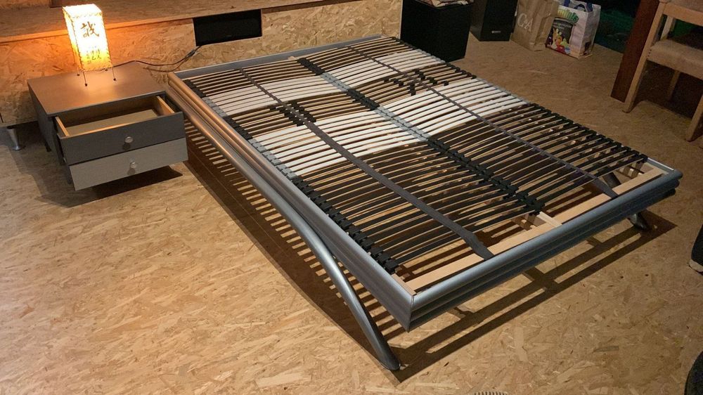Bett mit 2x Rost Nachttisch und - Lampe | Kaufen auf Ricardo