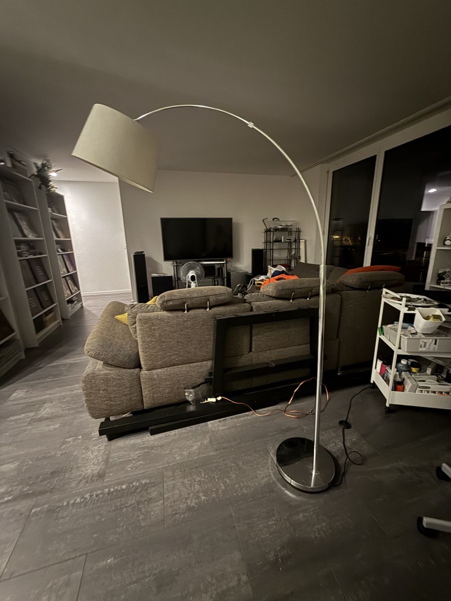 Stylish Arc Floor Lamp - Excellent Condition! 💡🛋️ (Gebraucht) in ...