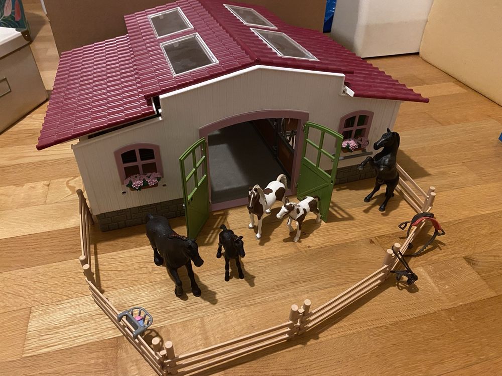 Schleich Stall mit 5 Pferde (Gebraucht) in Adliswil für CHF 55 – mit Lieferung auf Ricardo kaufen