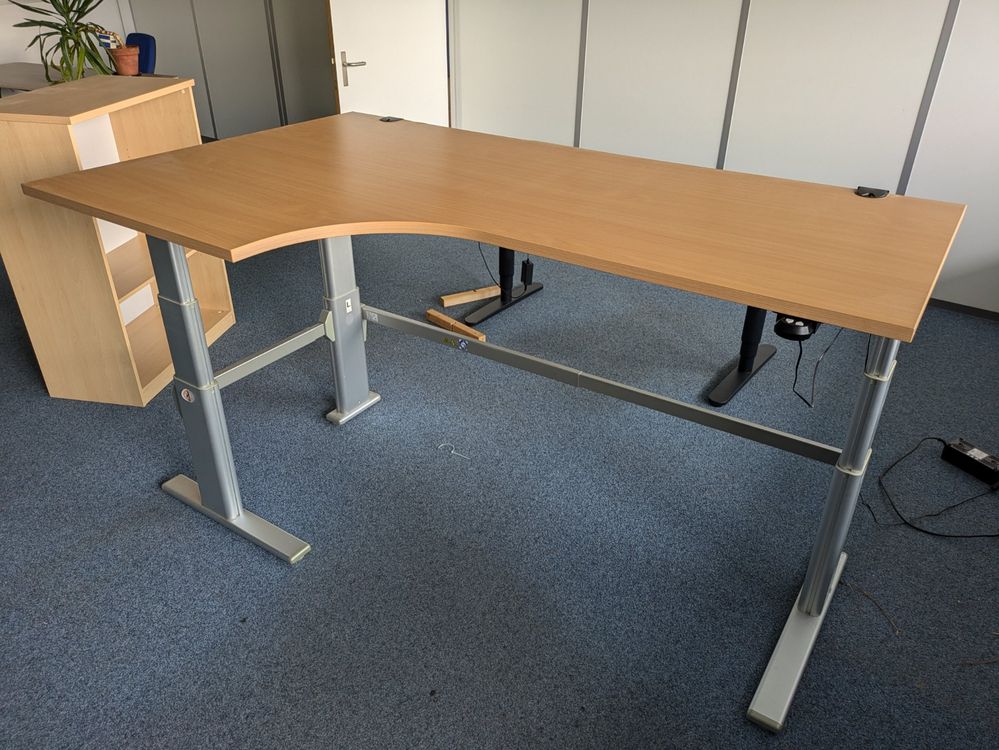 Robuster Schreibtisch, elektrisch Höhenverstellbar (Gebraucht) in ...