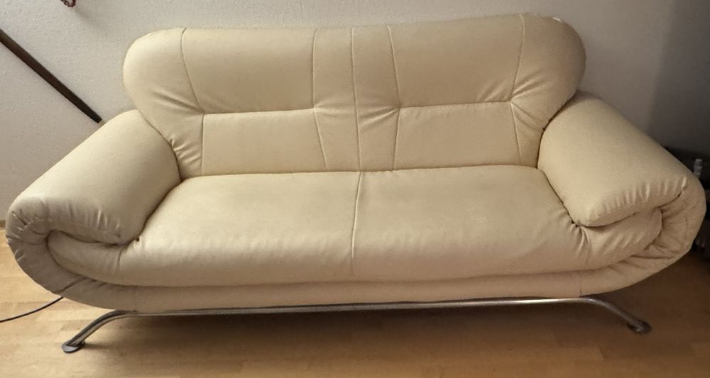 Schickes 2er und 3er Sofa cremeweiss Kunstleder Chromfüsse (Gebraucht) in Rheinfelden für CHF 1 ...
