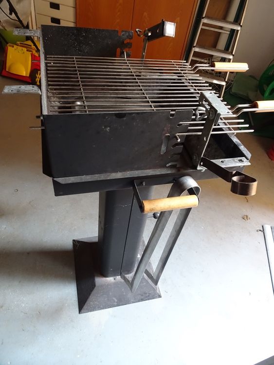 Holzkohle Eisen Grill massiv m. neuem Rost verchromt + Blech (Gebraucht ...