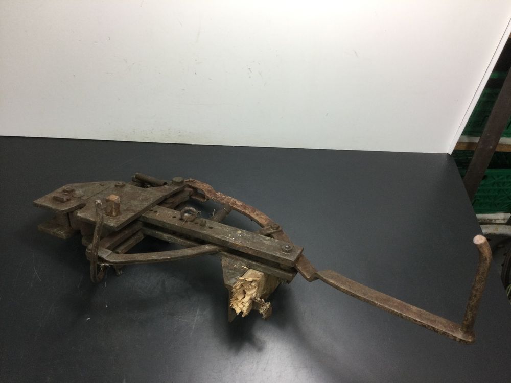 Gebrauchte zum Teil rostige Dängeli Maschine Famos (Gebraucht) in ...