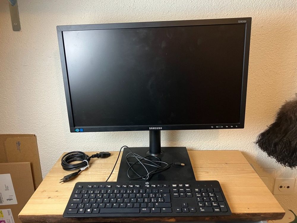Samsung S24E450 Monitor 23,6 Zoll drehbar inkl. Tastatur (Gebraucht) in ...