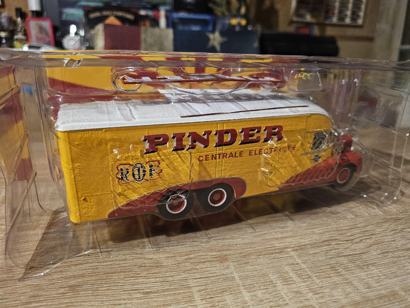 PINDER CIRCUS BERNARD 28 TRUCK MODEL LORRY 1:43 (Neu und ...