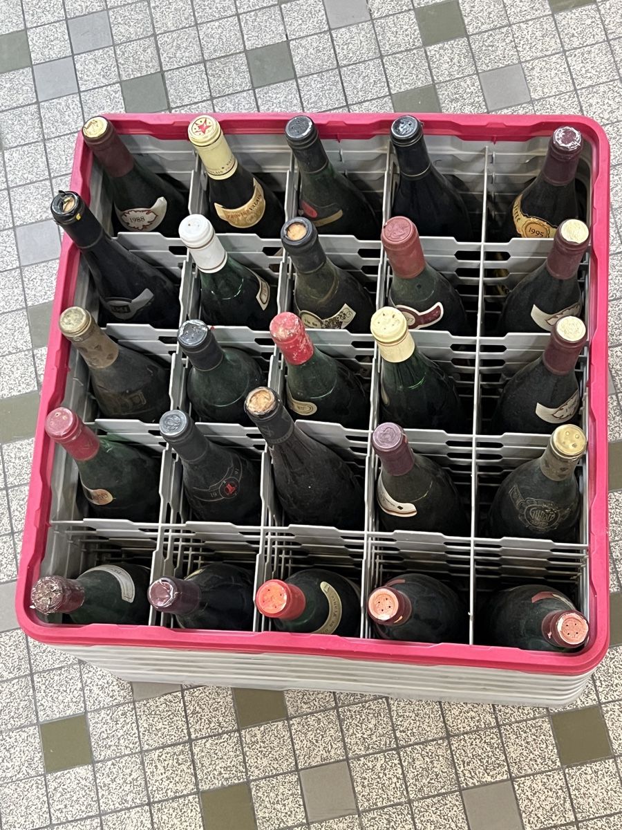 Lot 25 BOUTEILLES DE VIN ROUGE ANCIENS PRINCIPALEMENT SUISSE (Neu ...