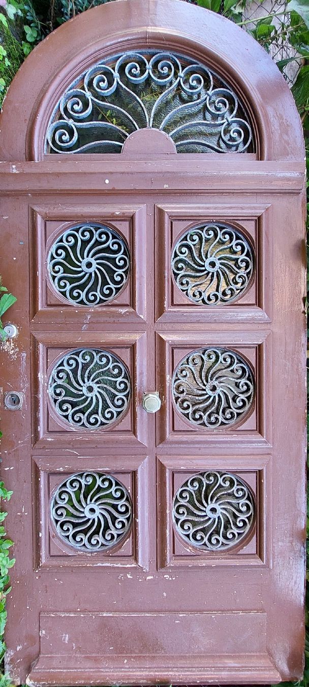 Eingangstüre aus Holz mit Verzierungen aus Glas und Eisen (Gebraucht) in Baar für CHF 71 – nur ...