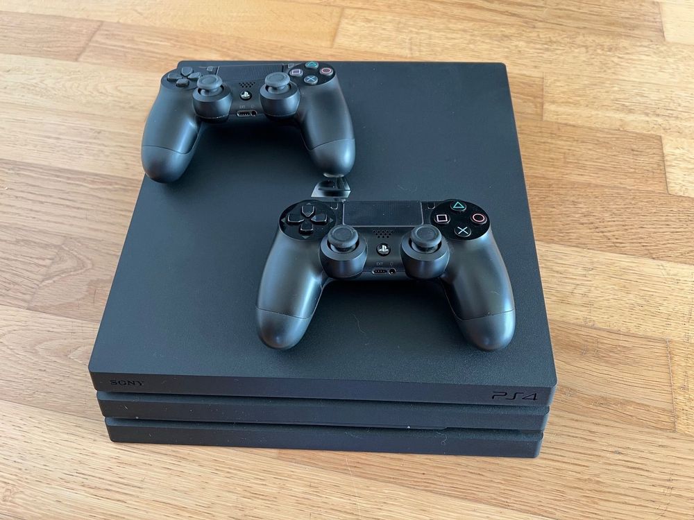 PS4 Pro + 2 Controller | Kaufen auf Ricardo
