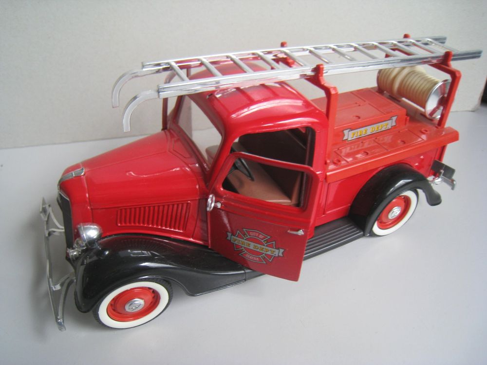 Solido Feuerwehr Auto Fire Dept. Seattle, Masstab 1/18 (Gebraucht) in ...
