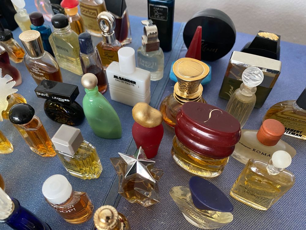 144 Mini Parfüms aus 80er und 90er Jahre | Kaufen auf Ricardo