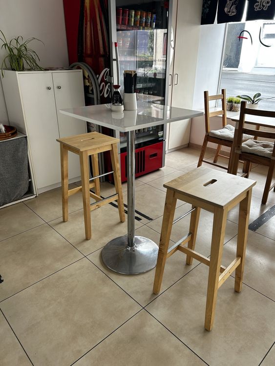 Stehtisch in weiss, mit 4 Barhockern (Gebraucht) in Dättwil AG für CHF ...