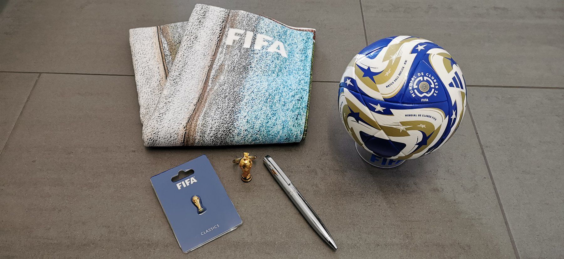 FIFA - Ball, Tuch, Pin, Schlüsselanhänger u. Kugelschreiber (Neu und ...
