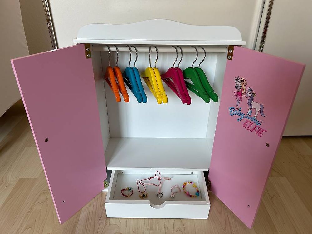 Stilvolle Puppenkleiderschrank Aus Holz Bild