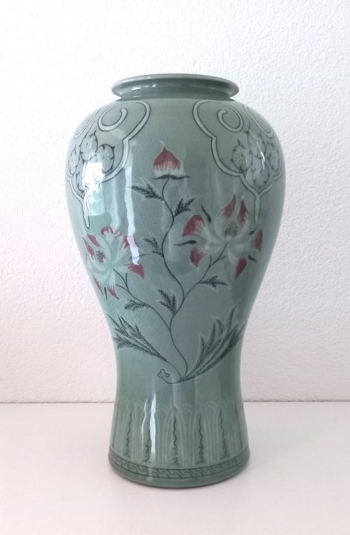 Koreanische Seladon Vase, Blumenmuster, signiert (Gebraucht) in ...