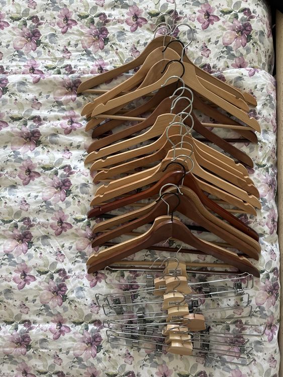 Holzkleiderbügel Kleiderbügel mit Hosenbügel | Kaufen auf Ricardo