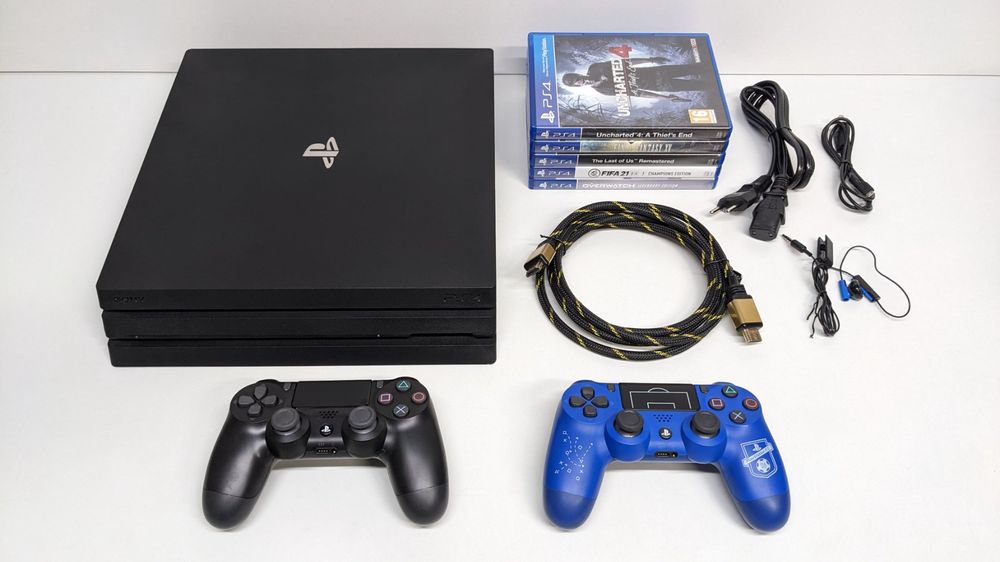 PlayStation 4 Pro, 2 Controller, 5 Games | Kaufen auf Ricardo
