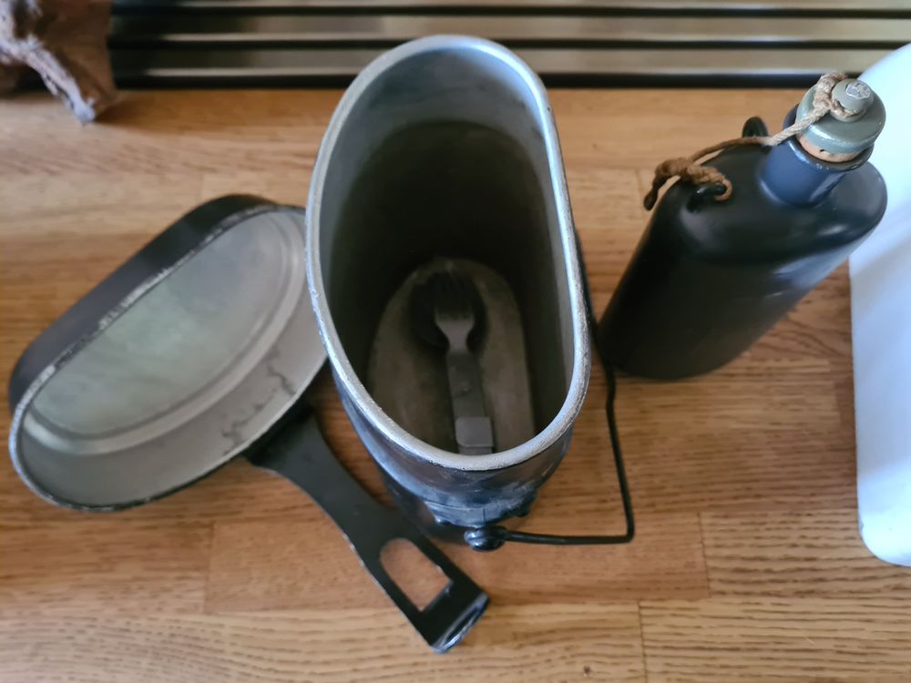 Gamelle mit Besteck und Feldflasche Schweizer Armee (Gebraucht) in frümsen für CHF 6 – mit ...