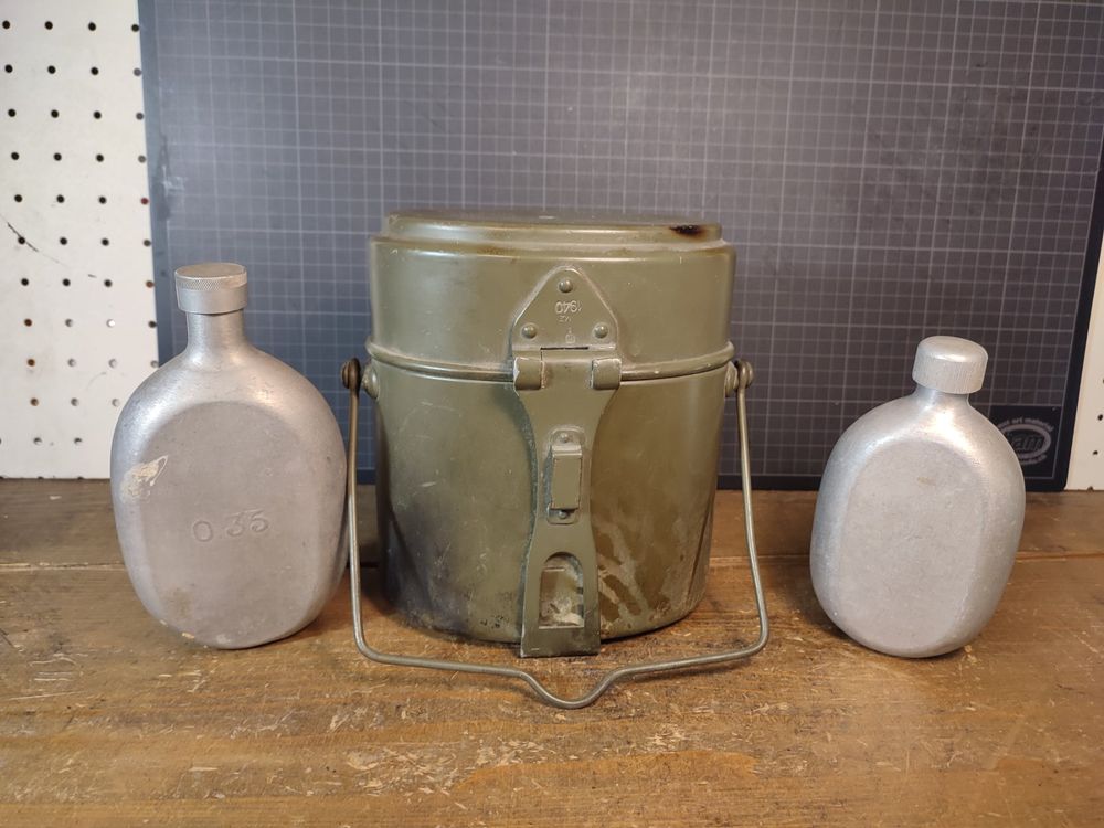 Alte gamele schweizer Armee ab 1 .-mit 2 alten Flaschen | Kaufen auf ...