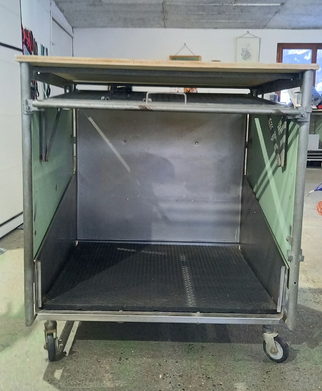 Robuste Tierbox auf Rollen (Gebraucht) in Frümsen für CHF 100 – nur ...
