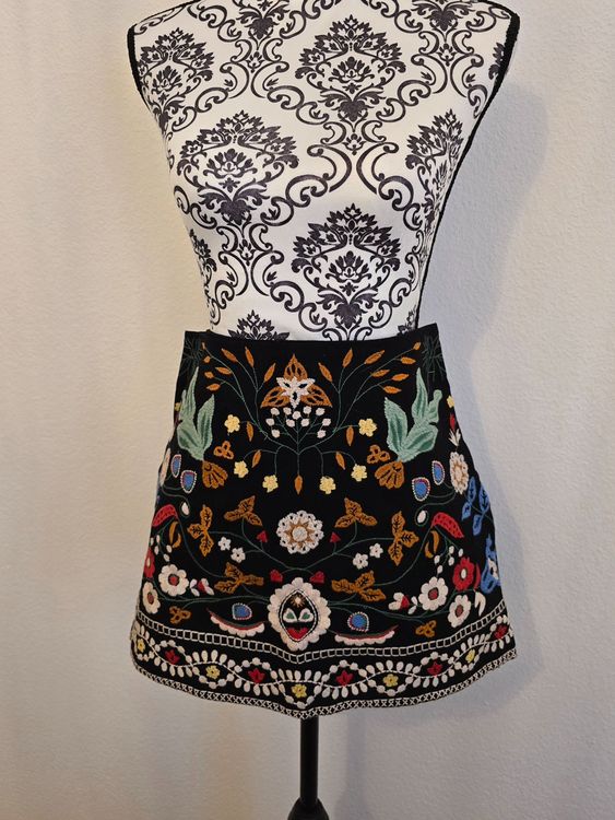 Jupe Zara brodée neuve (Neu und originalverpackt) in Genève für CHF 20 ...