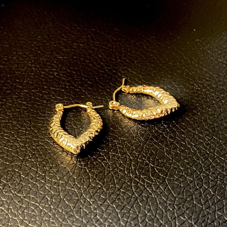 Goldene Creolen Ohrringe Hammer 21k Gold v. (Neu und originalverpackt) in Hemmental für CHF 39 ...