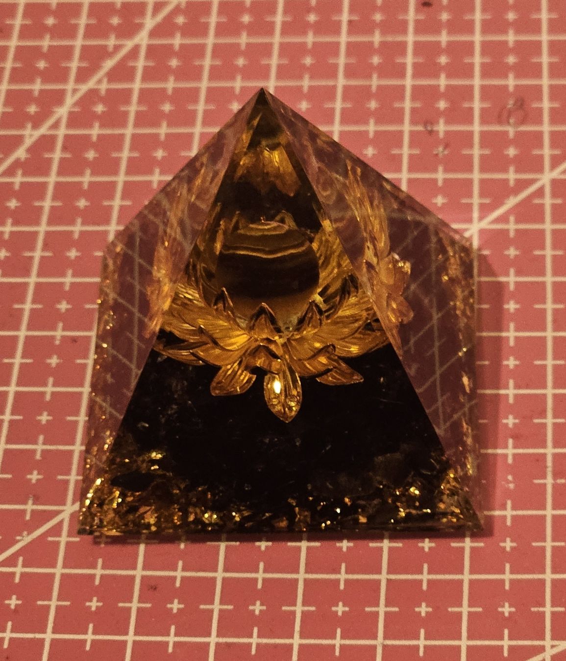 Schwarze Obsidian-Splitter-Pyramide mit Kristall-Lotus 1. (Gebraucht ...