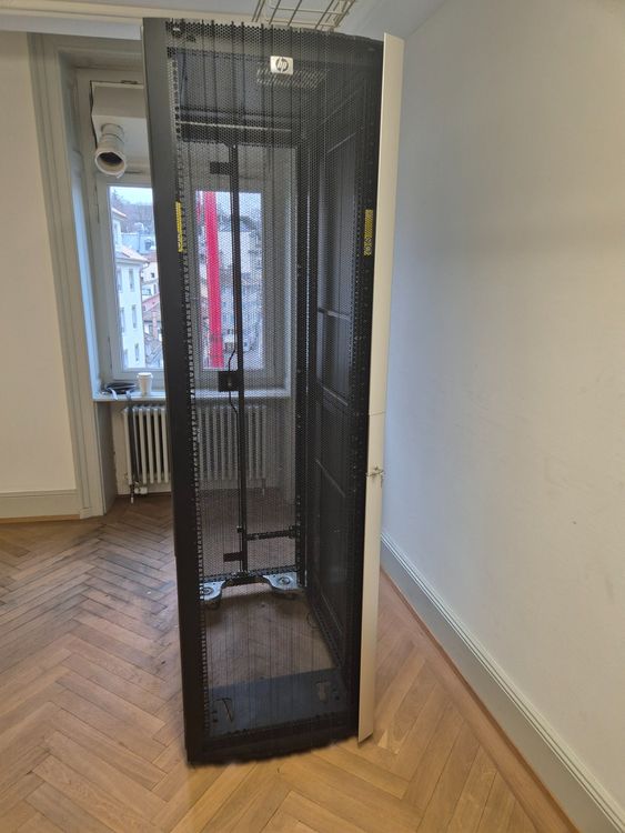 Server-Rack HP mit Netzwerk-Switch zu verkaufen (Gebraucht) in Zürich ...