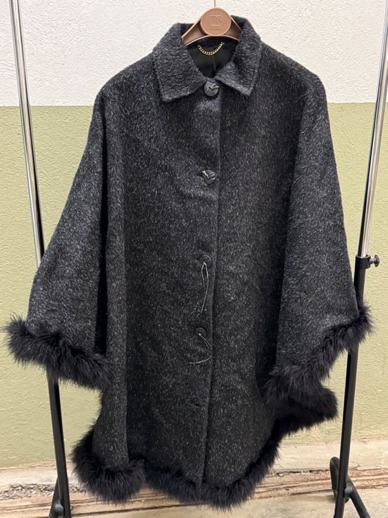 Edles Capé Wildschwein mit Echtfedernbesatz (Gebraucht) in Konolfingen für CHF 100 – mit ...